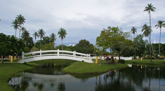 8 Lokasi Wajib Terjah Di Labuan. Paling Best Nak Beli Coklat & Minyak ...