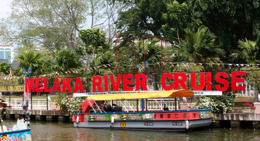 Aktiviti Bersantai Naik Bot Persiaran & Cruise Di Malaysia ...