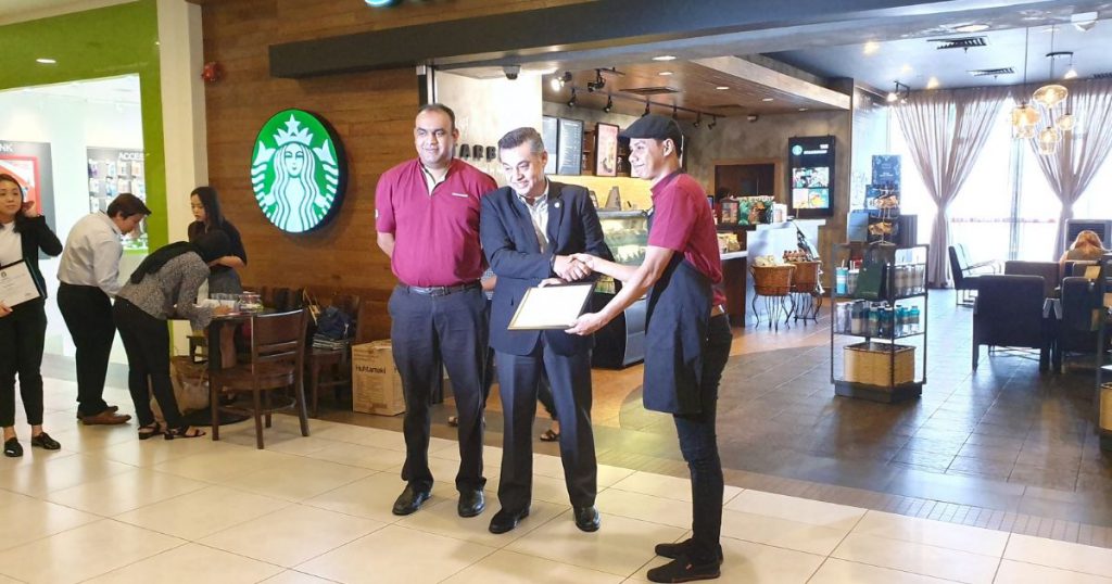 Hebat, Orang Pekak Ditauliah Sebagai Coffee Master Pertama di Starbuck ...