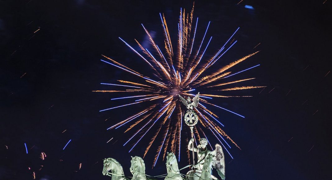 Warna-Warni Percikan Bunga Api 2020 Menghiasi Ruang Udara Seluruh Dunia