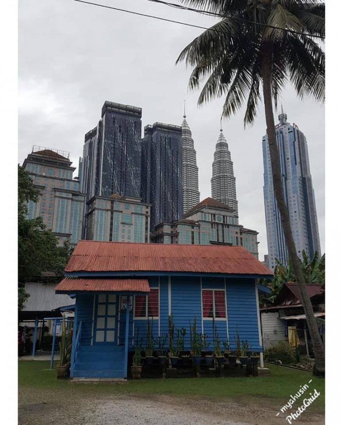 Rumah Biru Kampung Baru. Nak Datang Bergambar Jangan Lupa Jaga Adab