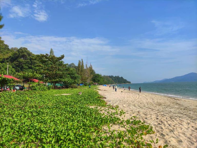 Pantai Teluk Senangin, Port Cuti Bajet! Buka Pintu Chalet Terus Terjun Laut