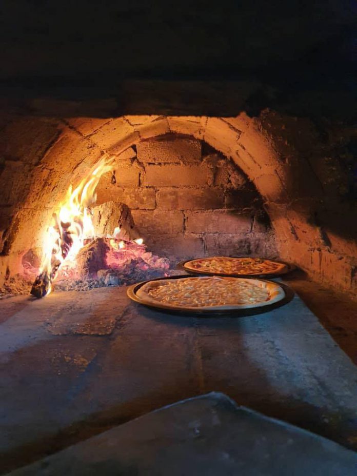 Bagai Di Italy! Qulai Pizza Kayu Api Dibakar Segar Cara Tradisional ...