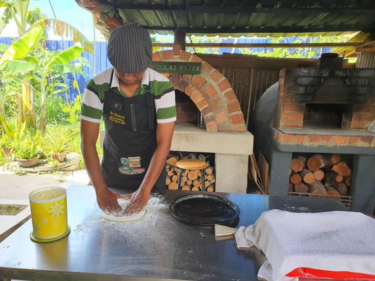 Bagai Di Italy! Qulai Pizza Kayu Api Dibakar Segar Cara Tradisional ...