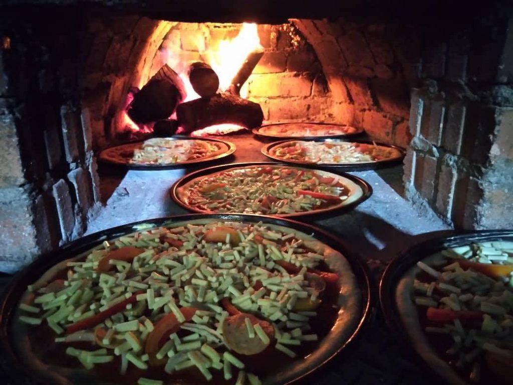 Bagai Di Italy! Qulai Pizza Kayu Api Dibakar Segar Cara Tradisional ...