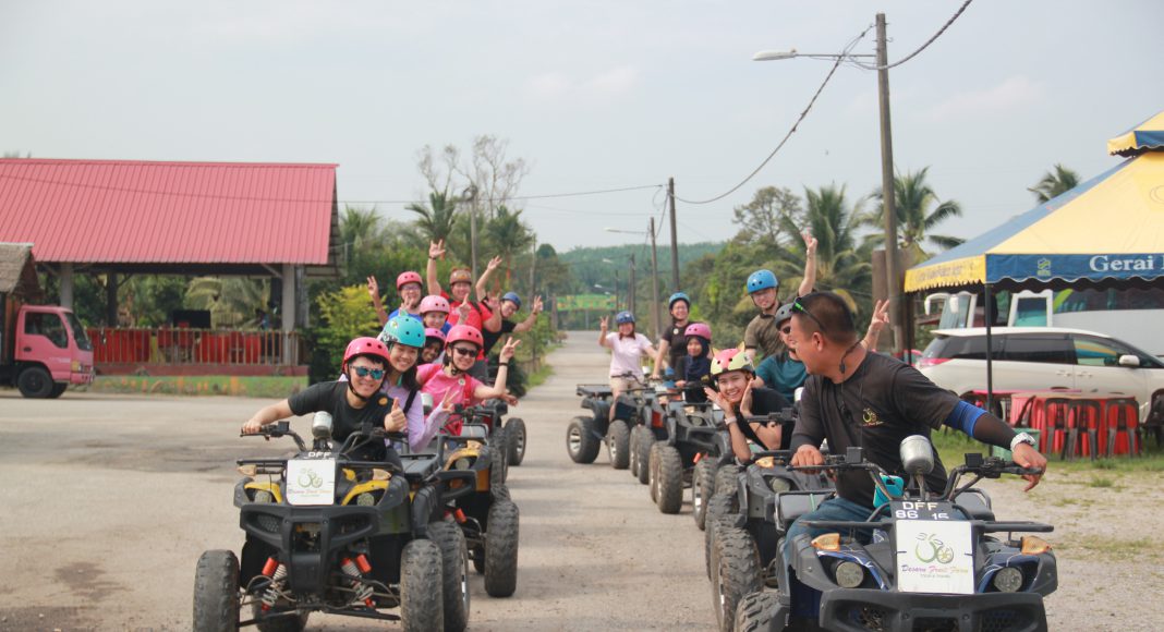 Naik ATV Explore 180 Ekar Kebun Buah Di Desaru Fruit Farm. Sambil Kenal ...