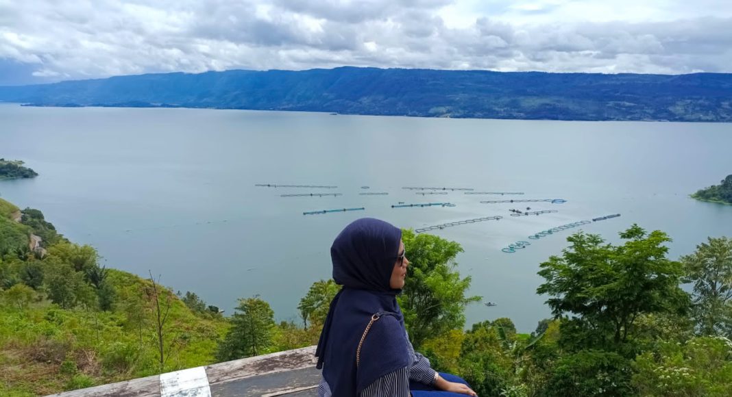 Ambil Gambar di Danau Toba Puas-puas, Makan Sedap-sedap, Wanita Ini ...
