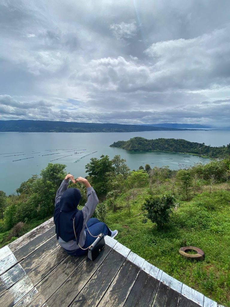Ambil Gambar di Danau Toba Puas-puas, Makan Sedap-sedap, Wanita Ini ...