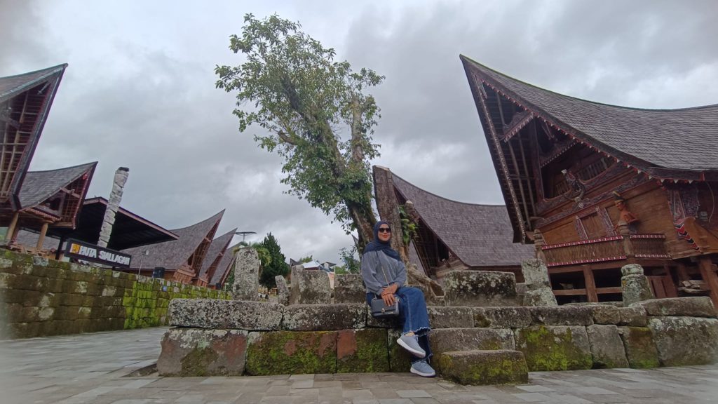 Ambil Gambar di Danau Toba Puas-puas, Makan Sedap-sedap, Wanita Ini ...