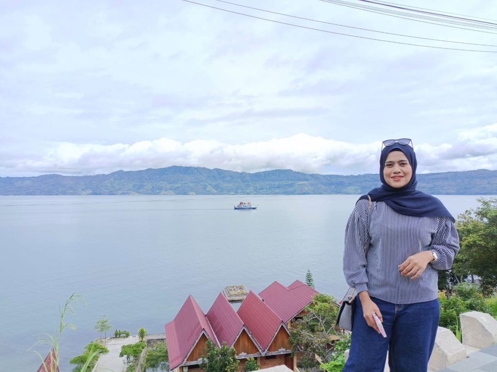 Ambil Gambar di Danau Toba Puas-puas, Makan Sedap-sedap, Wanita Ini ...