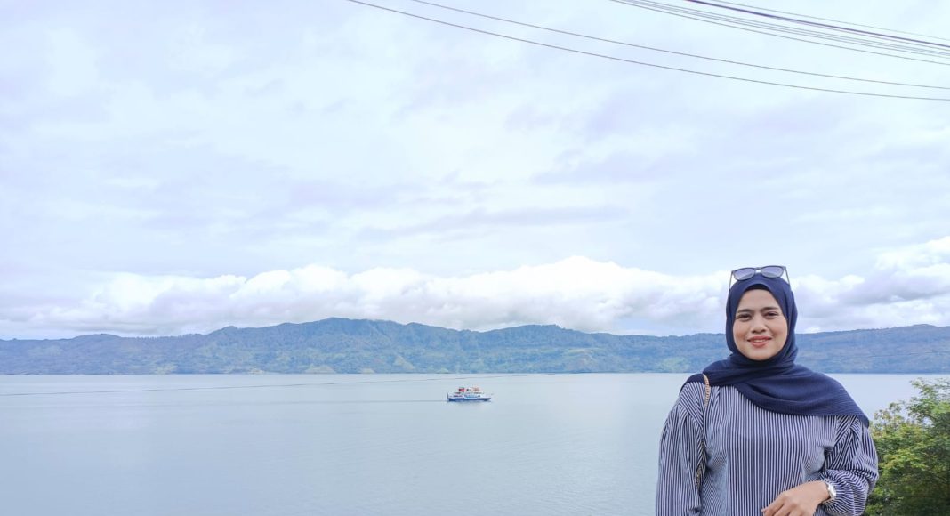 Ambil Gambar di Danau Toba Puas-puas, Makan Sedap-sedap, Wanita Ini ...