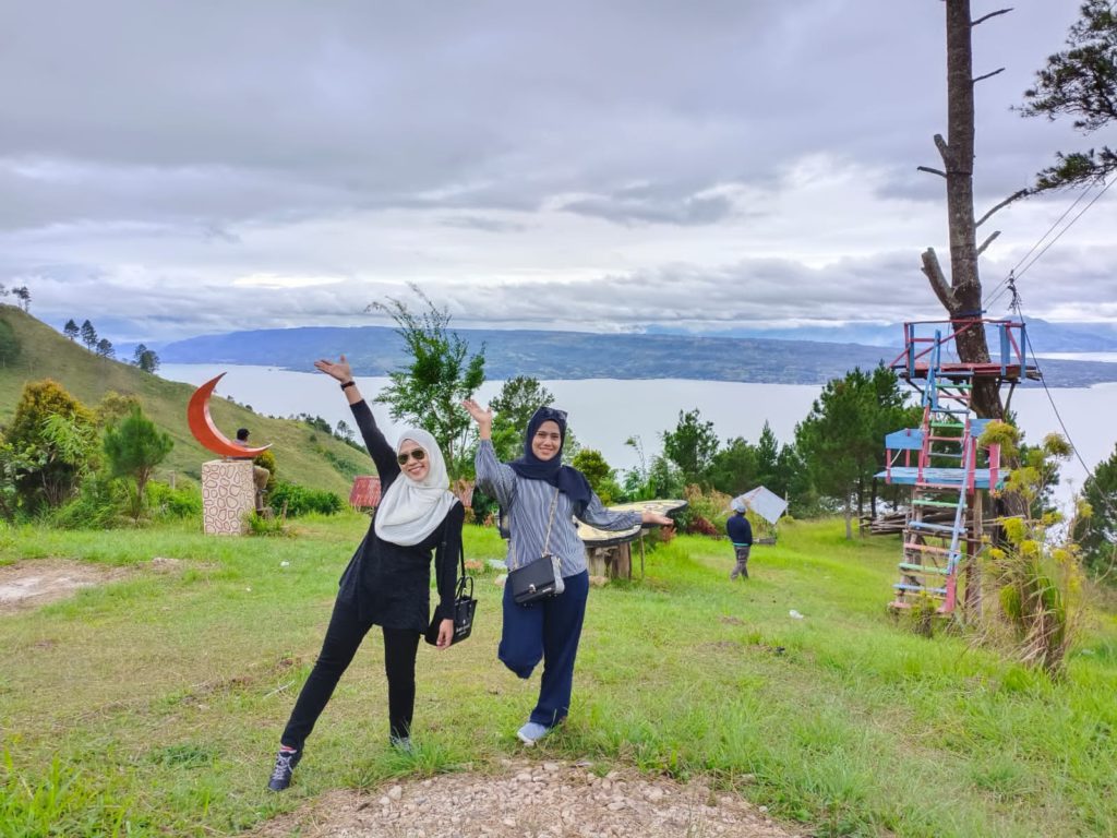 Ambil Gambar di Danau Toba Puas-puas, Makan Sedap-sedap, Wanita Ini ...