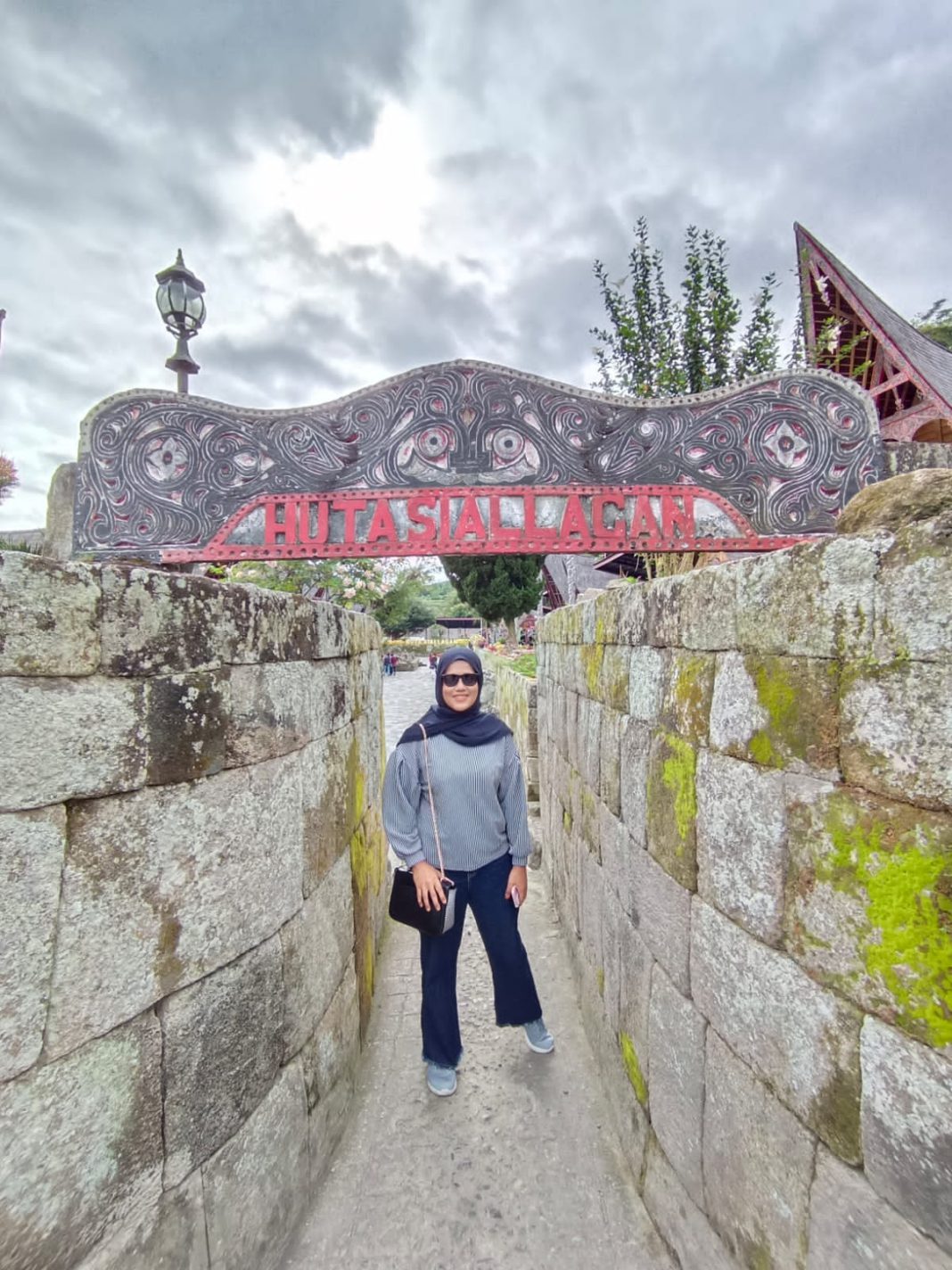 Ambil Gambar di Danau Toba Puas-puas, Makan Sedap-sedap, Wanita Ini ...