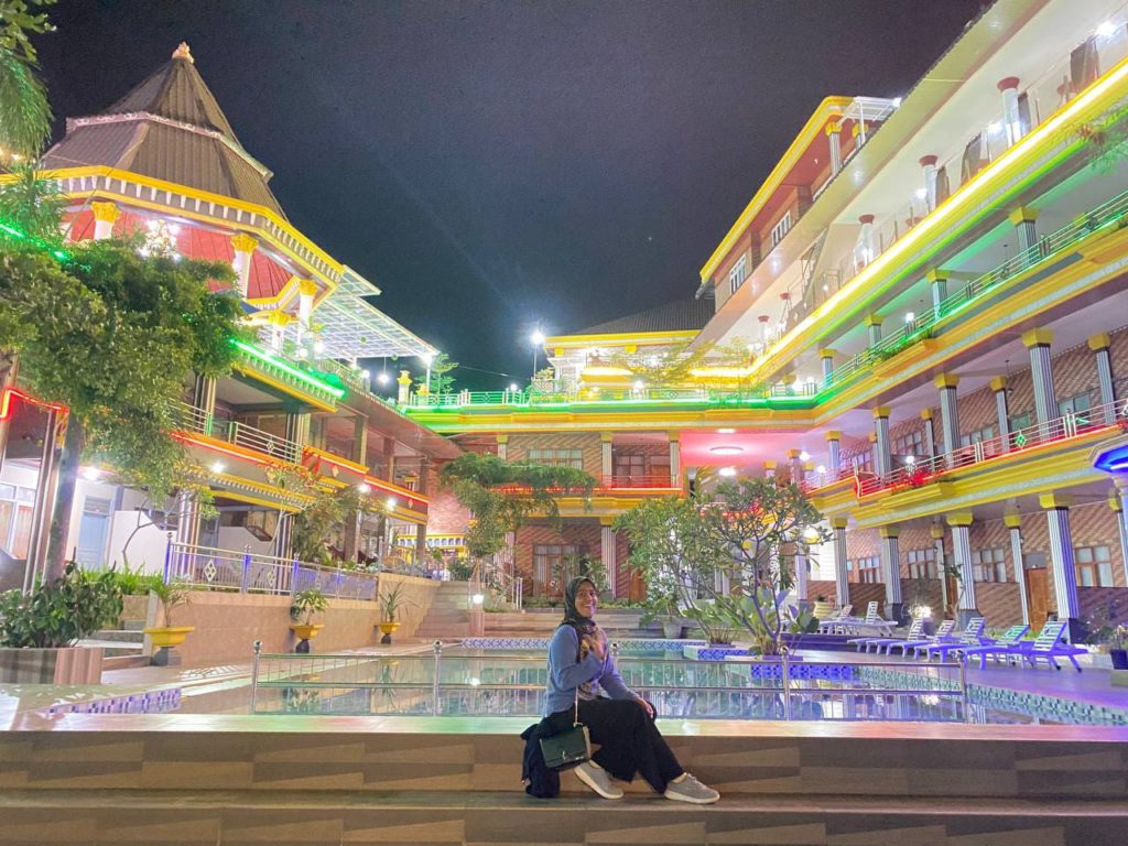 Ambil Gambar di Danau Toba Puas-puas, Makan Sedap-sedap, Wanita Ini ...