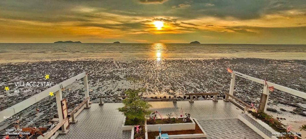 Depan Lautan Membiru, Tengok Belakang Sawah Padi Menghijau ...