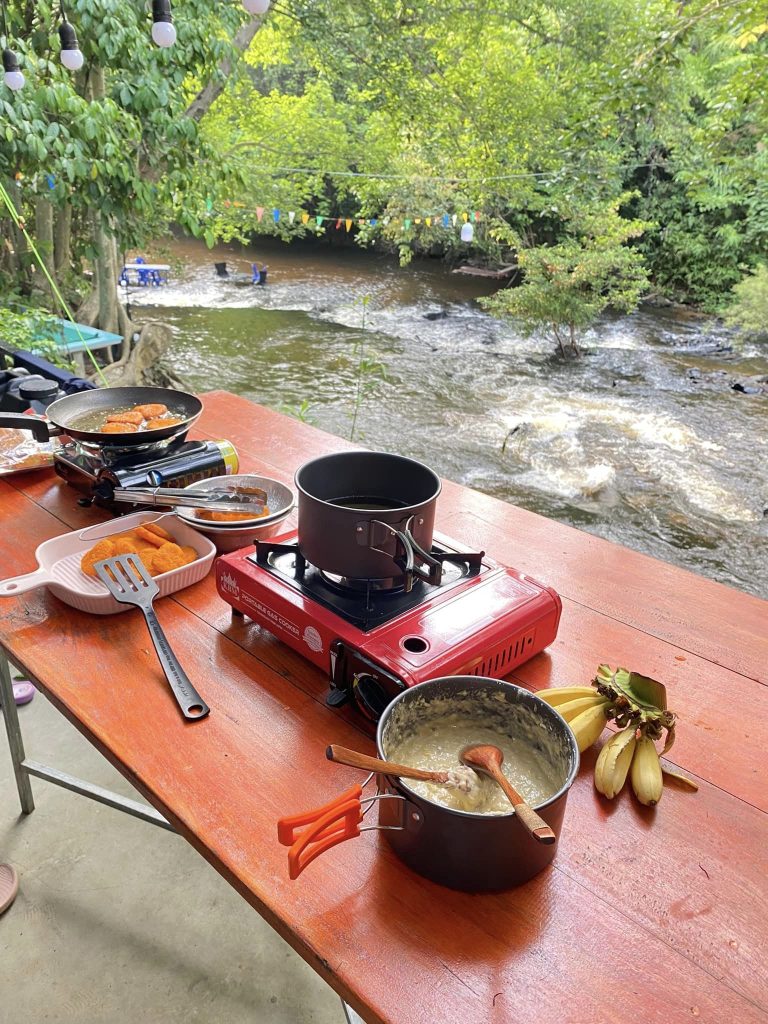 Camping Raya Di Phattalung, Thailand. Layan Tapak Khemah Tepi Sungai ...