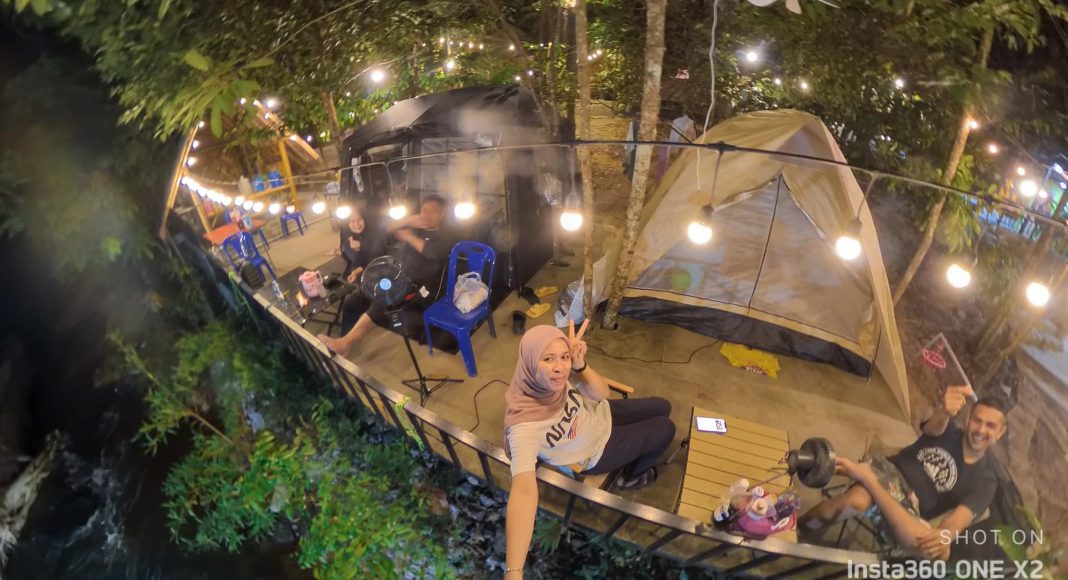 Camping Raya Di Phattalung, Thailand. Layan Tapak Khemah Tepi Sungai ...