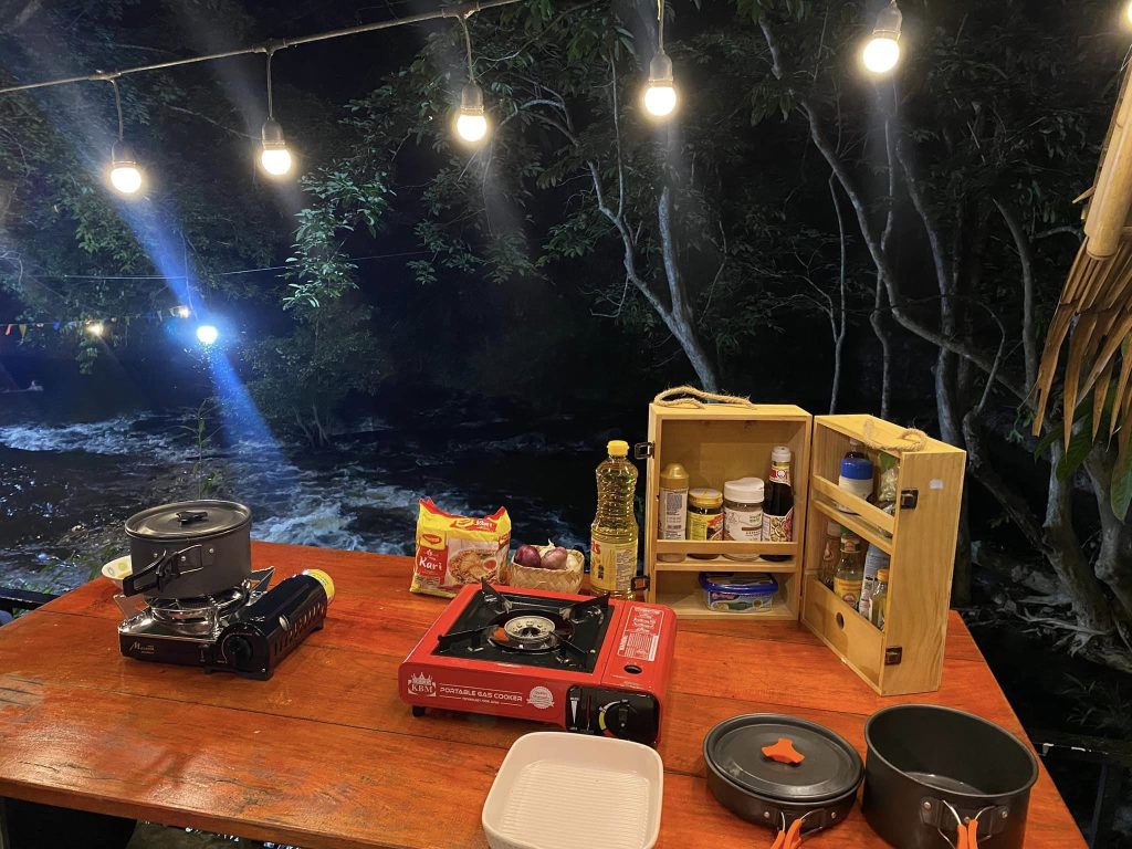 Camping Raya Di Phattalung, Thailand. Layan Tapak Khemah Tepi Sungai ...