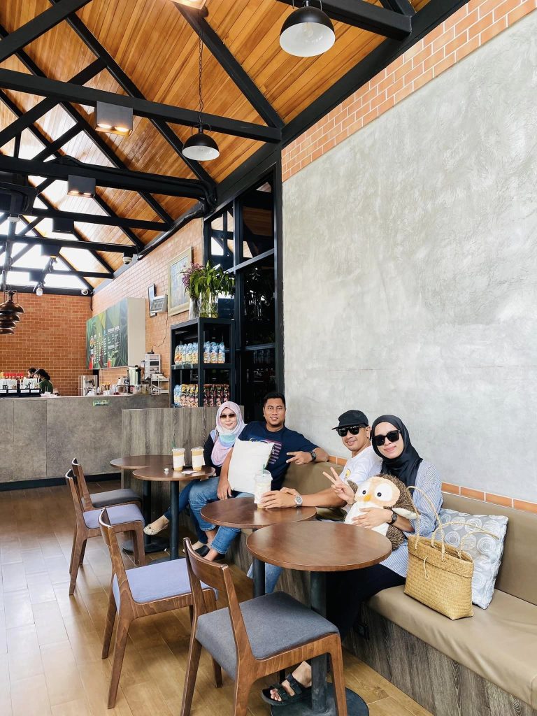 Camping Raya Di Phattalung, Thailand. Layan Tapak Khemah Tepi Sungai ...