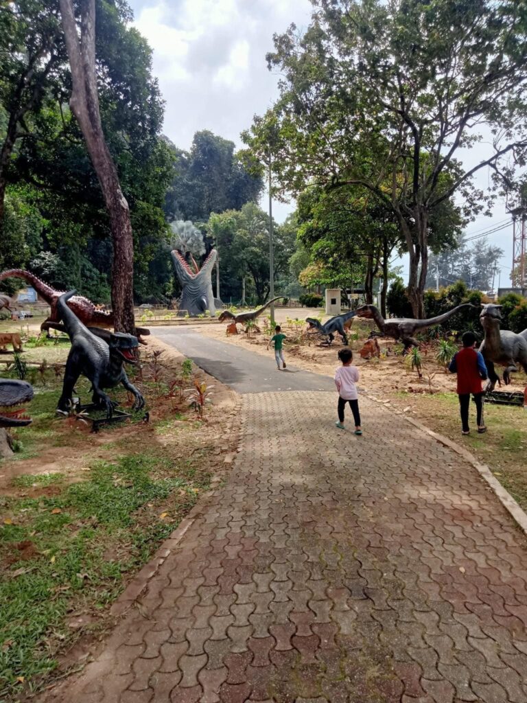 Bawa Anak Ke Mini Zoo Taman Teruntum, Ada T-REX Terbesar Di Asia