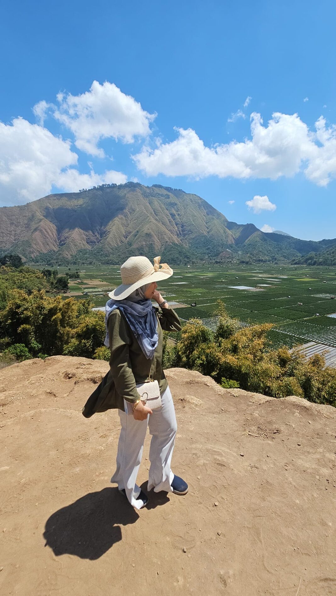 Pilih Lombok Jadi Tempat Bertenang, Airnya Biru Dan Nampak Gunung-ganang