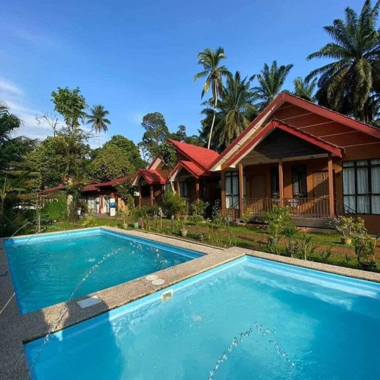 Cinta Abadi Resort Bidor, Depan Ada Kolam Dan Tepinya Sungai