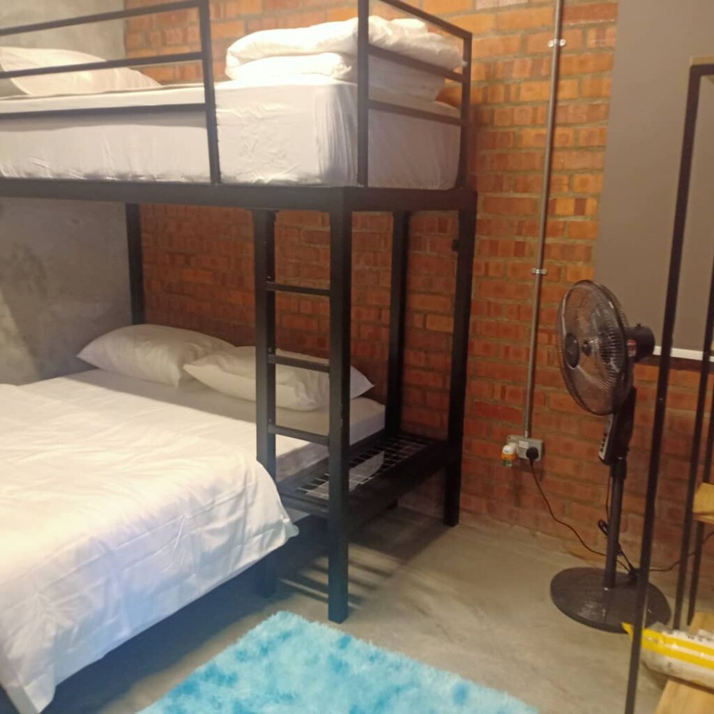 82 Rening di Ulu Rening Batang Kali, Private Villa Berkonsepkan Industrial