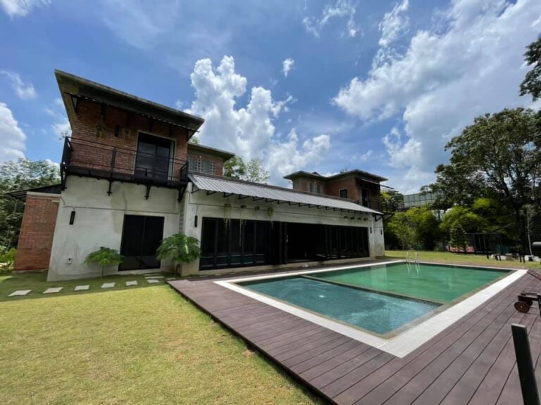 82 Rening di Ulu Rening Batang Kali, Private Villa Berkonsepkan Industrial