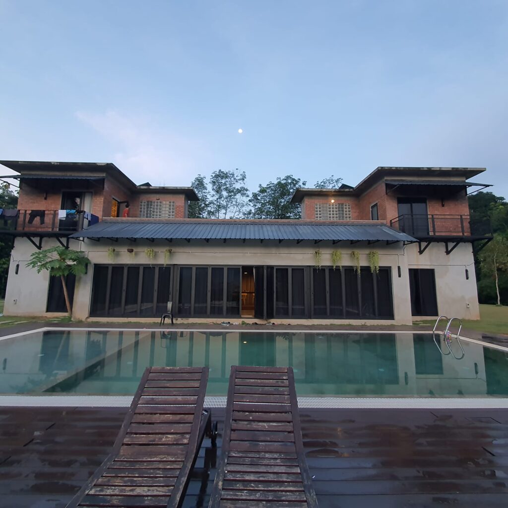 82 Rening di Ulu Rening Batang Kali, Private Villa Berkonsepkan Industrial